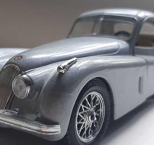 Модель автомобиля Burago 1/24 jaguar xk120