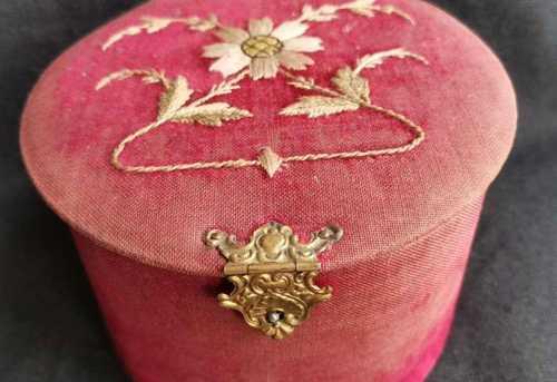 Антикварная шкатулка вышивка 19 век дамский прибор