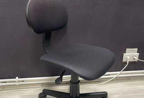 Компьютерное кресло (стул офисный) на колесах