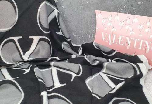 Шерстяной платок Valentino чёрный с белым