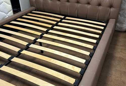 Кровать двухспальная из эко кожи с тумбой