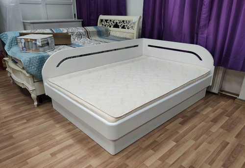 Кровать из массива с подъемным механизмом