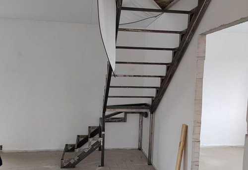 Металлический Каркас Г-образной Лестницы в Дом