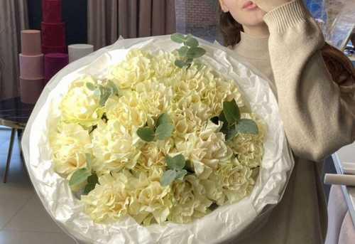 Букет белые розы с эвкалиптом