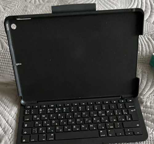 Чехол-клавиатура для iPad Logitech Slim Folio