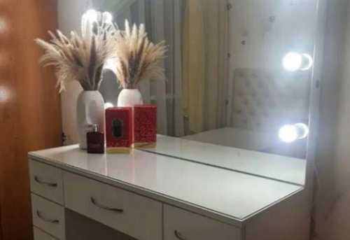 Гримерный стол с панорамным зеркалом и лампами