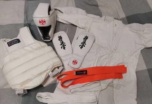 Кимоно, жилет, шлем для каратэ киокушинкай