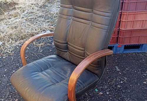 Кожаное кресло бу