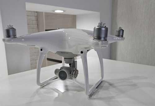 Квадрокоптер DJI Phantom 4