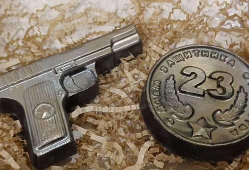 Подарок на 23 февраля пистолет, медаль мыло
