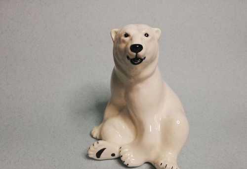 Фарфоровая статуэтка Белый медведь