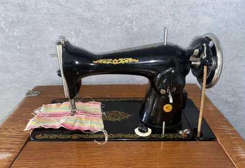 Старая швейная машинка