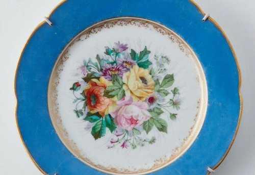 Старинная тарелка с бортом синего цвета и цветочно