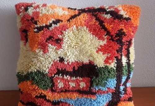 Подушка декоративная ковровая вышивка