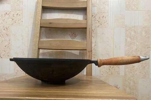 Чугунная сковорода вок Syton с деревянной ручкой