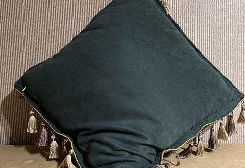 Декоративная подушка с кисточками