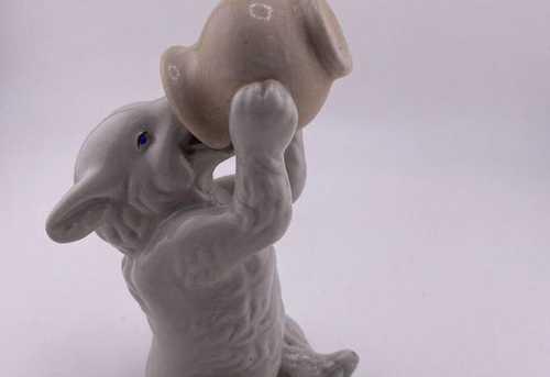 Фарфоровая статуэтка - мишка с крынкой