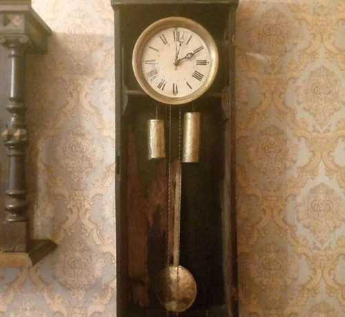 Старые настенные часы с гирями