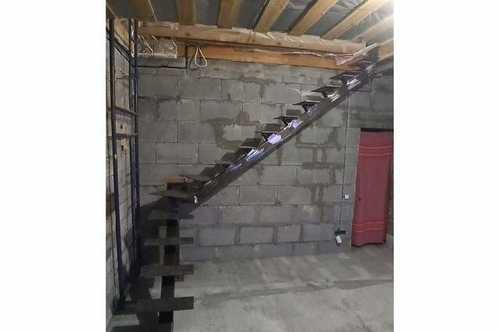 Лестница на металлокаркасе с установкой