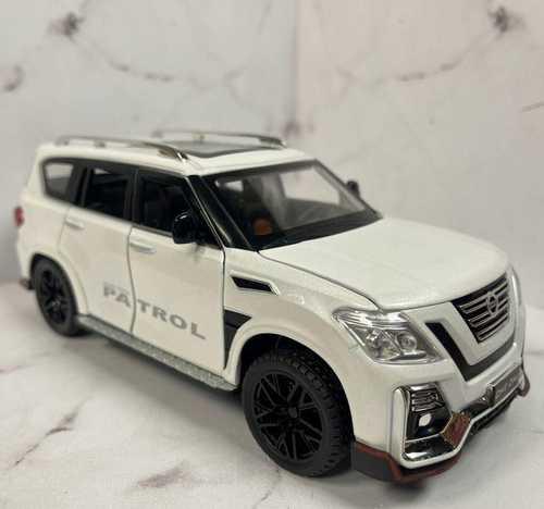 Металлическая машинка модель Nissan Patrol SE 1:24