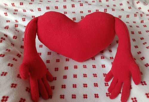 Сердце с руками подушка