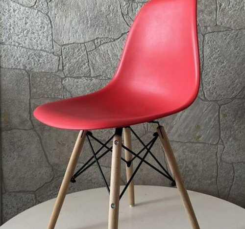 Стул Eames красный обеденный