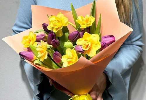 Букет тюльпаны и яркие нарциссы