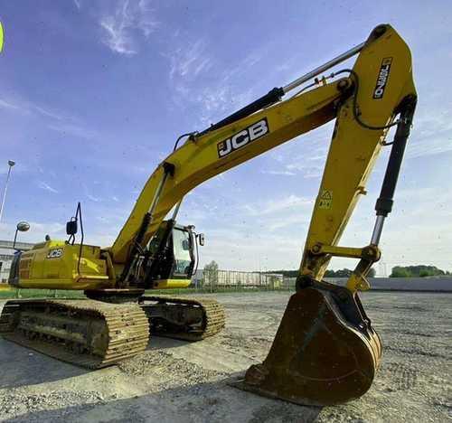 Стекло лобовое на экскаватор JCB JS330