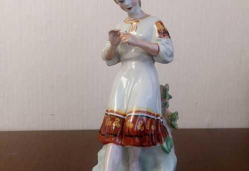 Фарфоровая статуэтка - Девушка с цветком