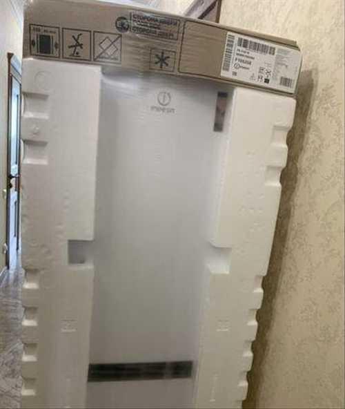 Холодильник с нижней морозилкой Indesit DS 4160W