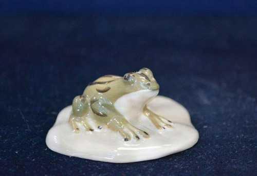 Мини. фарфоровая статуэтка- лягушка на кувшинке