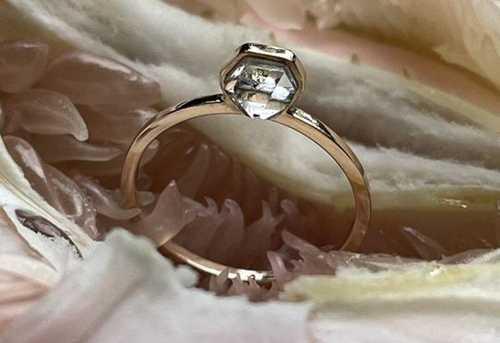 Золотое кольцо помолвочное с алмазным кварцем