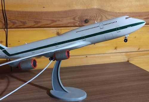 Модель самолета Boeing 747-8