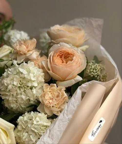Нежный сборный букет с пионовидными розами