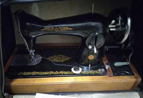 Швейная машинка в футляре-чемодане Подольск 1974г