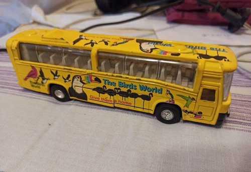 Туристический автобус «The Birds World». жёлтый