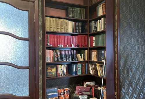 Угловой книжный шкаф