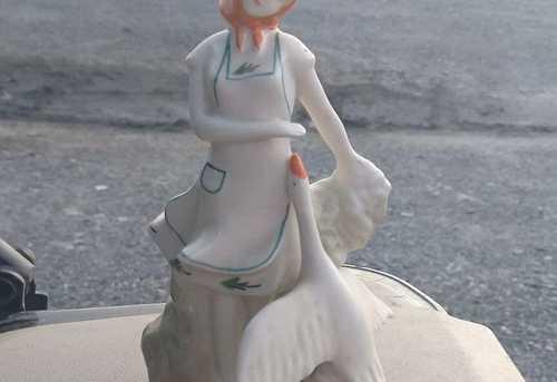 Фарфоровая статуэтка Девочка с гусем. 1ый выпуск