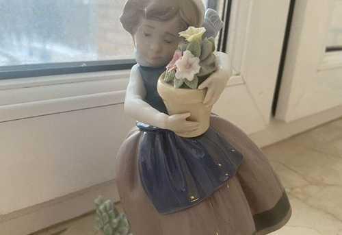 Статуэтка фарфор Девочка с цветами