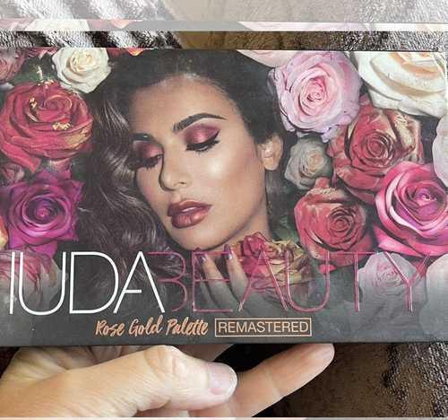 Палетка теней huda beauty