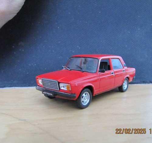 Мастабная модель ваз-2107 красная 1:43