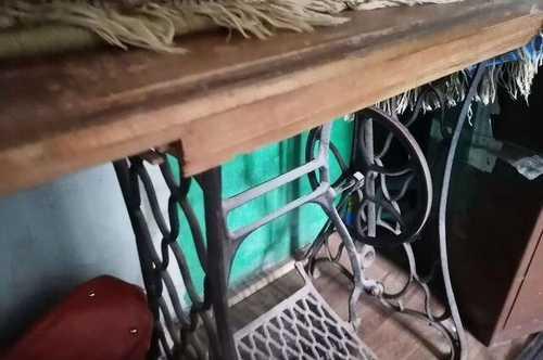 Винтажный стол от швейной машины