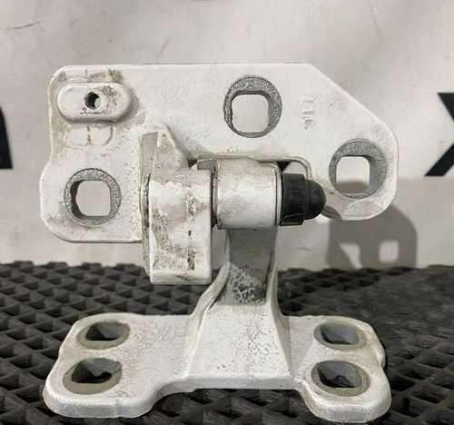 Петля двери левой Renault T 82779910
