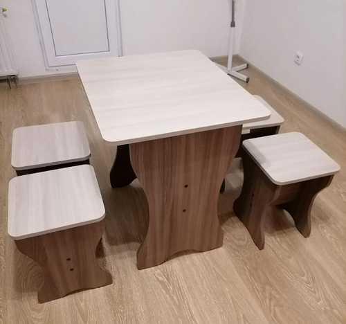 Продам стол и 4 табуретки