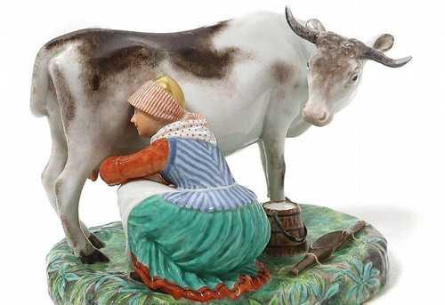 Фарфоровая фигура Девушка с коровой. Royal Copenha