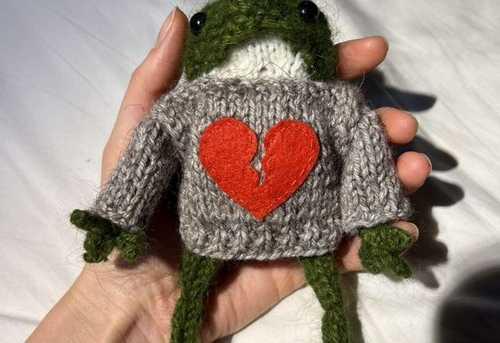 Лягушка вязаная из Pinterest в свитере и шарфе