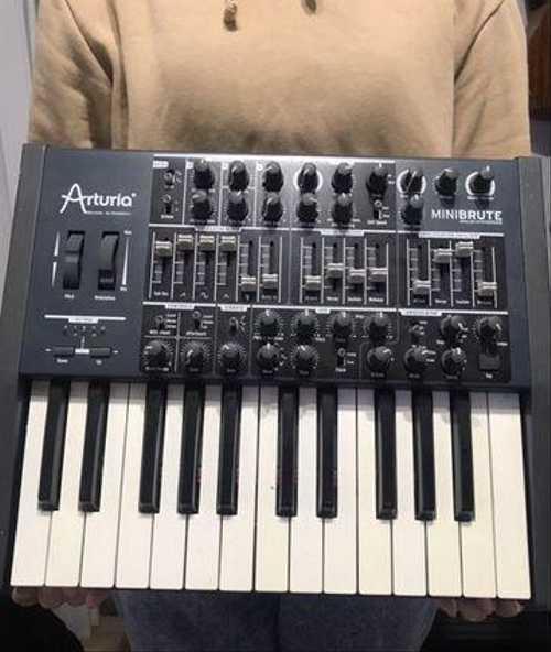 Аналоговый синтезатор Arturia Minibrute