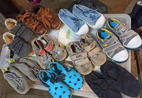 8 пар детской обуви