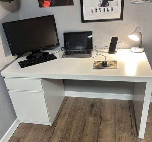 Компьютерный стол IKEA malm