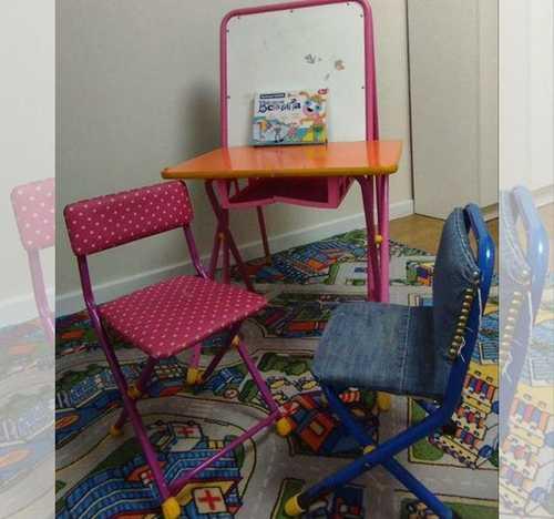 Детский стол и 2 стульчика и доска